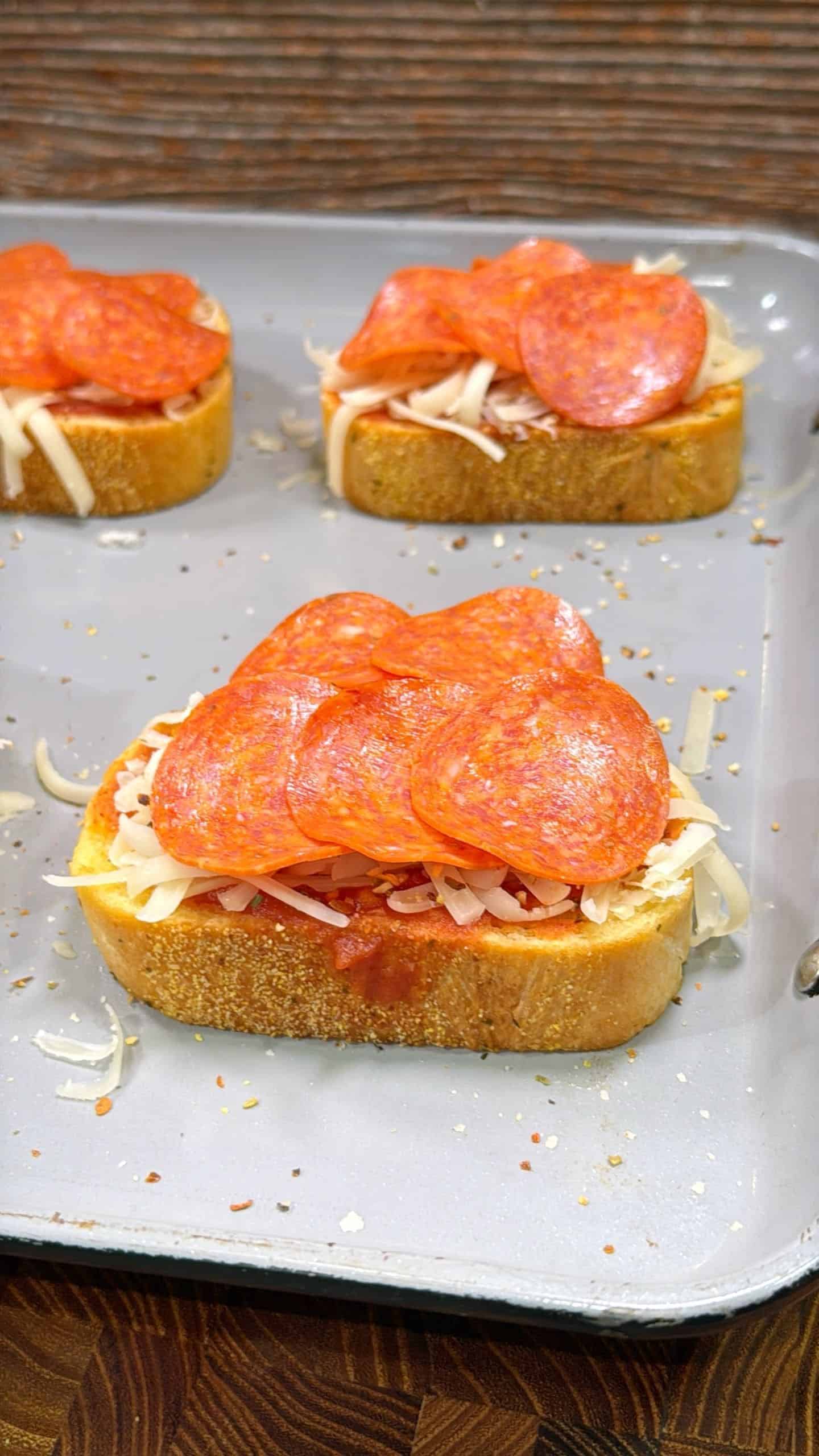 Garlic Bread Pizza - Easy Texas Toast Pizza Recipe